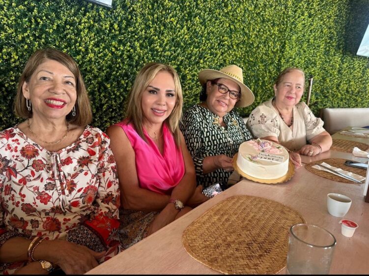 Un Cumpleaños Inolvidable: Connie Chávez es Festejada con Gran Cariño ...